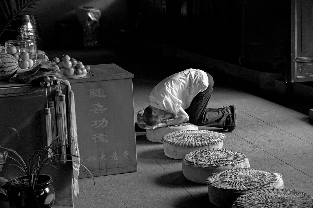 8 Etiquette Rules at Royal Courts You Won’t Believe