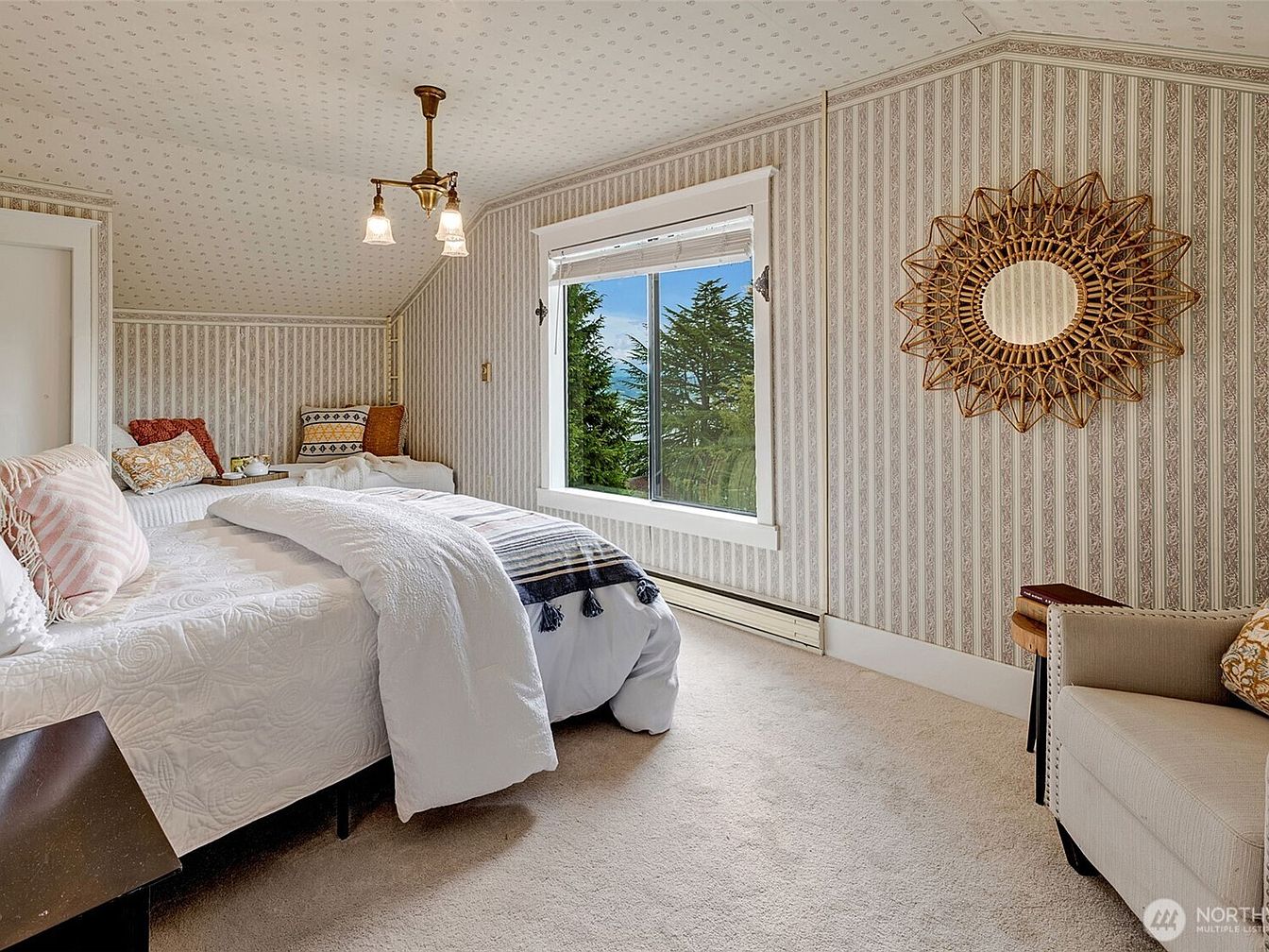 Regal 1912 Craftsman in Washington with Stunning Lake Views & Lush ...