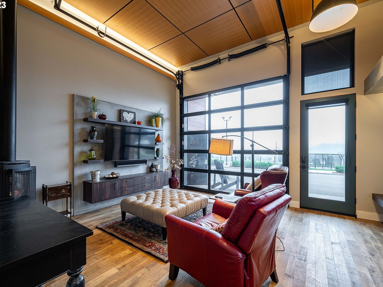 A 1981 Modern Farmhouse in Oregon on Nearly 10 Acres with Stunning ...