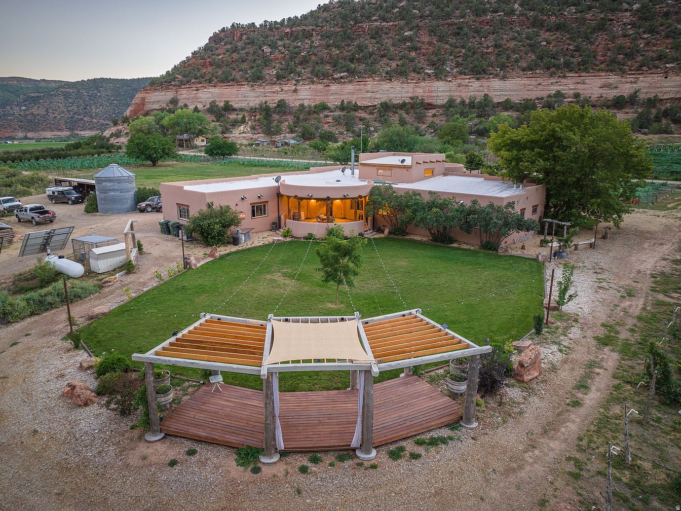 Discover an Off-Grid Oasis in Utah: A 100-Acre Haven with Vineyards ...