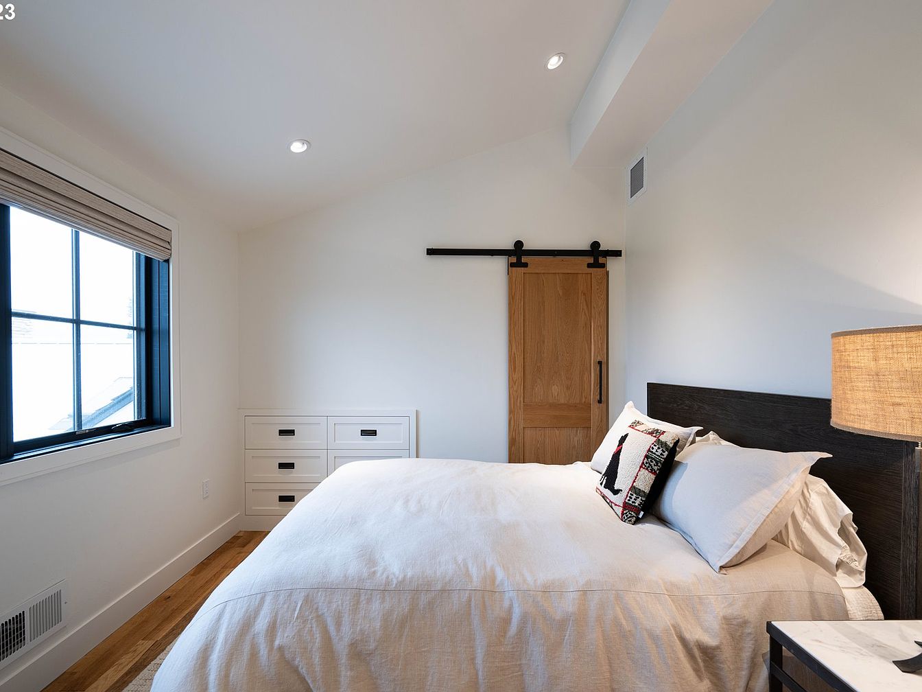 A 1981 Modern Farmhouse in Oregon on Nearly 10 Acres with Stunning ...